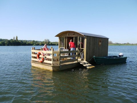 Ponton flottant cubisystem associé à la réalisation d’une maison flottante